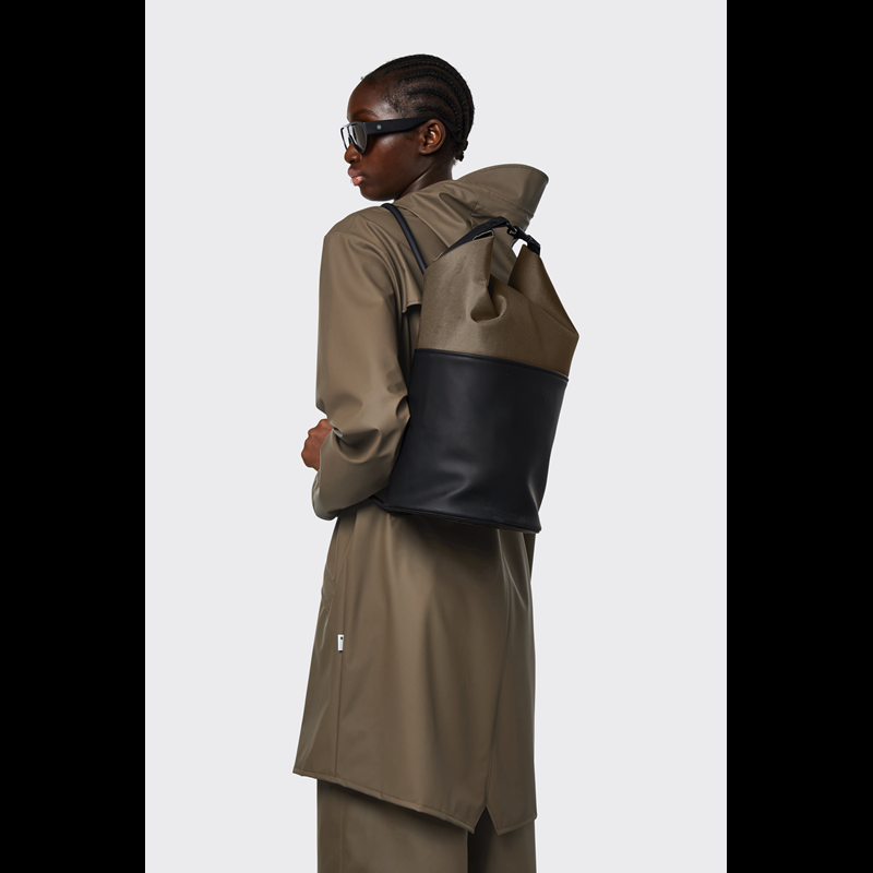 RAINS Rygsæk Bucket Sling bag Mini - Shop online hos NEYE