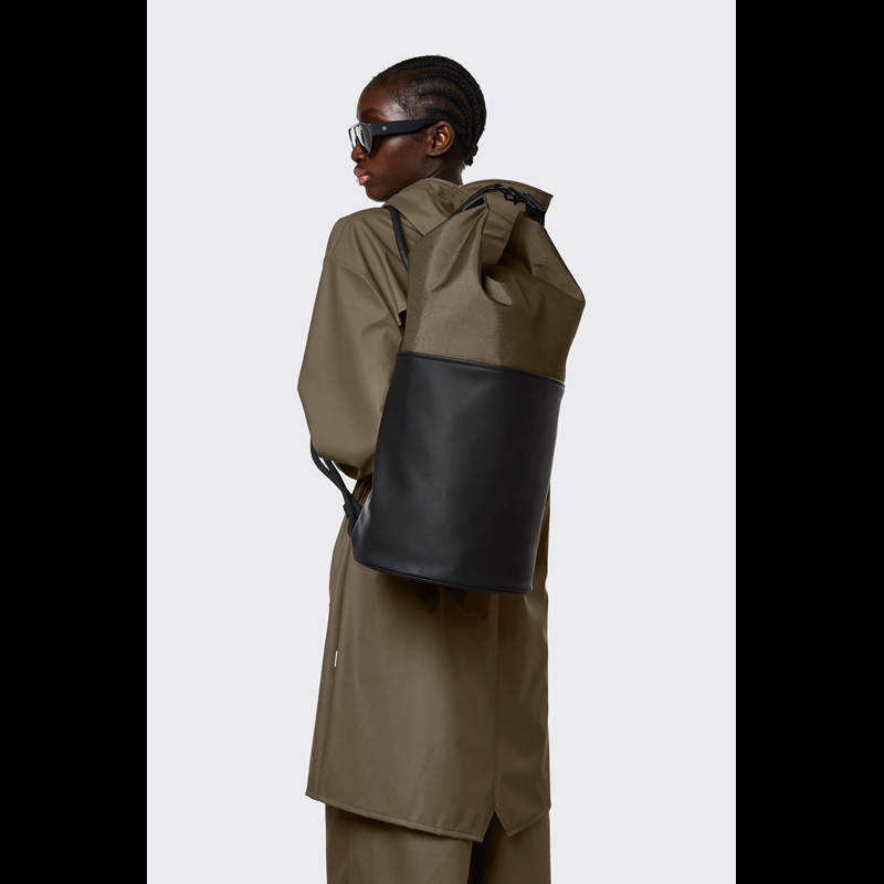 RAINS Rygsæk Bucket Sling Bag - Shop online hos NEYE