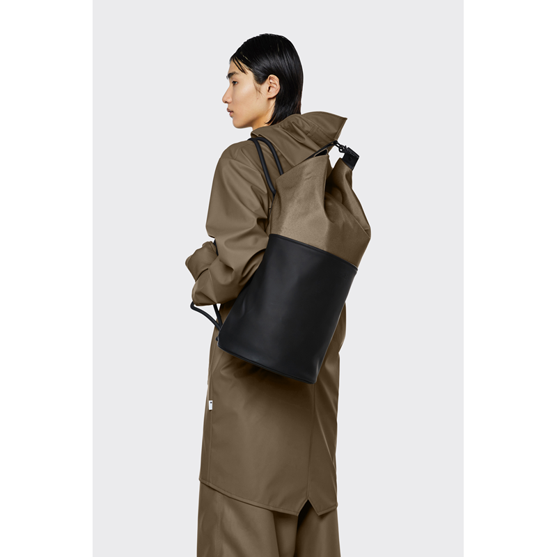 RAINS Rygsæk Bucket Sling Bag - Shop online hos NEYE
